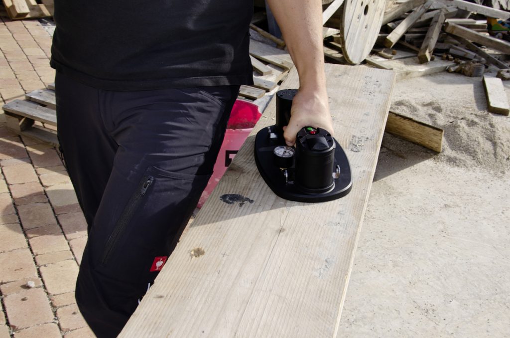 Handheld sucker works on rough, damp surfaces – Wood Industry